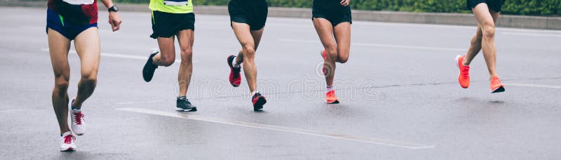 Biegacz Nogi Biega Na Miasto Drodze Zdjęcie Stock - Obraz złożonej z ...