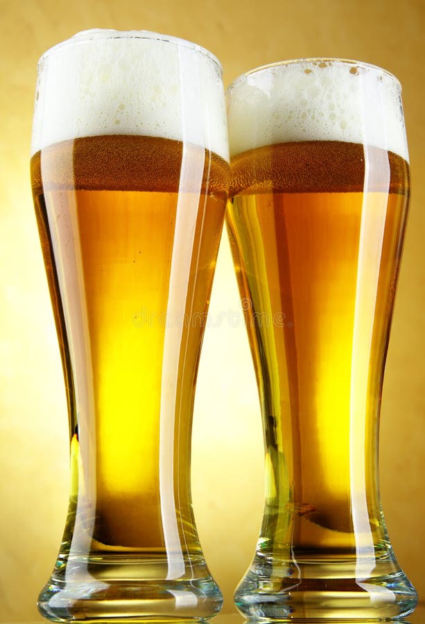 Bier stock afbeelding. Image of glas, gebrouwen, kaasmaker - 10098817