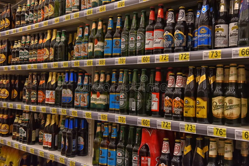 Bier Auf Den Regalen Im Supermarkt Redaktionelles Stockbild - Bild von ...