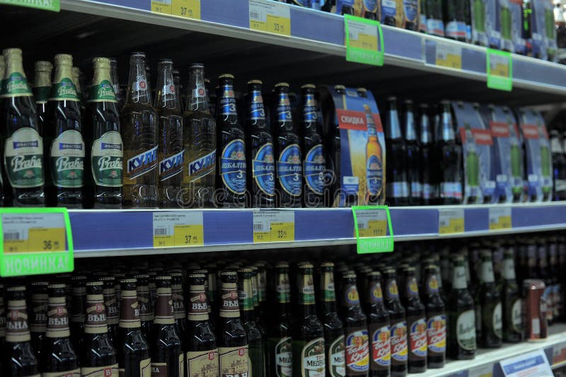 Bier-Dosen Auf Supermarkt-Regal Redaktionelles Stockfoto - Bild von ...