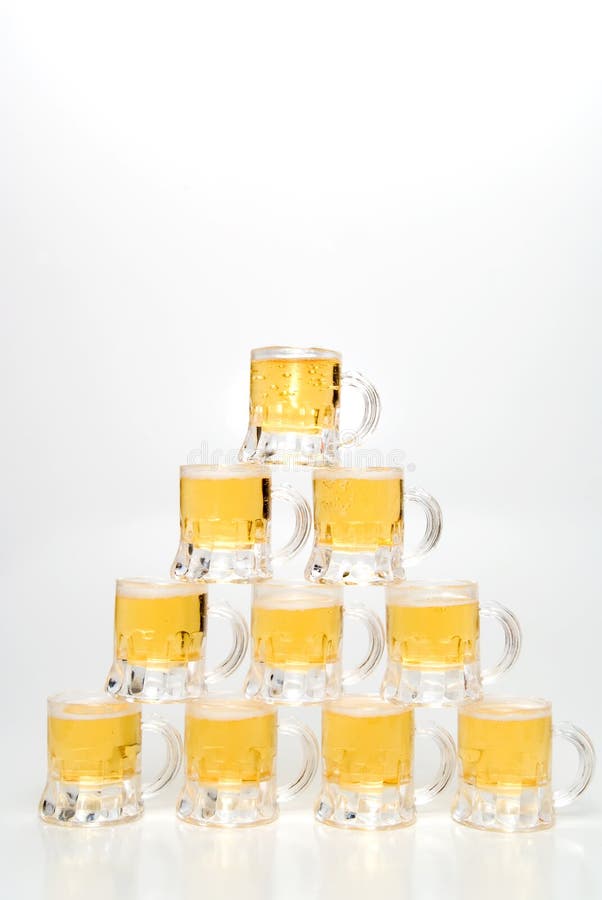 Bier-Becher stockbild. Bild von flüssigkeit, griff, voll - 8939311