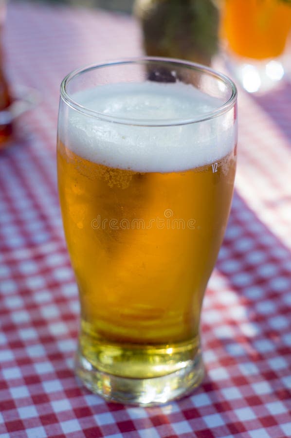 Bier in een glas stock foto. Image of lijst, glas, drank - 61959564
