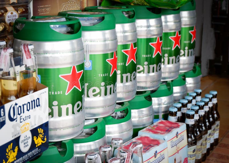 Bier en alcohol redactionele stock afbeelding. Image of planken - 97489594