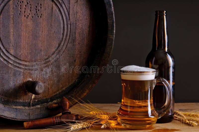 Stilleven Van Bier En Vat Op Een Oude Steen Stock Foto - Image of ...