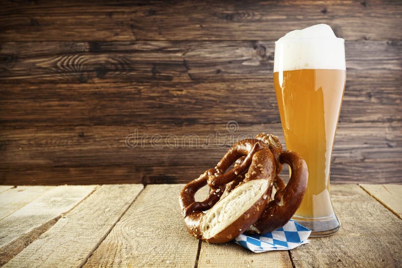 Bier Helles Hefeweizen Und Brezel; Oktoberfest Stockfoto - Bild von ...
