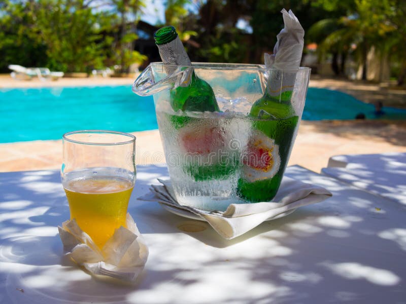 Bier im Pool stockbild. Bild von tröpfchen, getrennt - 62989003