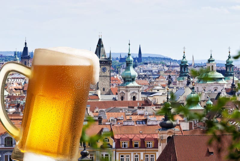 Bier Met Het Panorama Van Praag Stock Afbeelding - Image of historisch ...