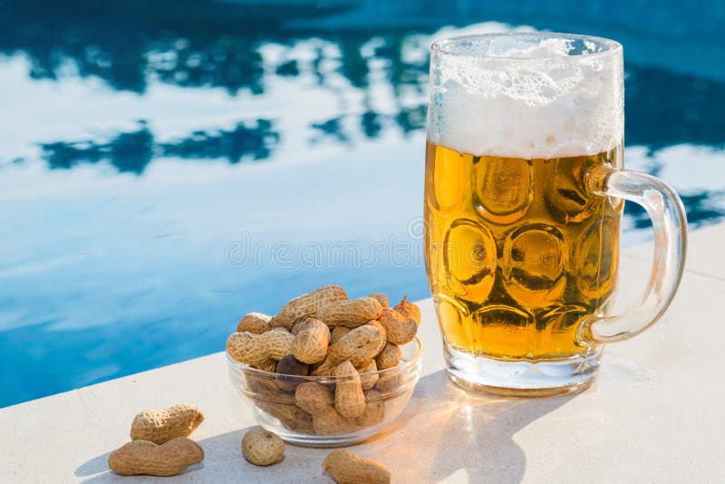 Bier am Pool stockbild. Bild von wasser, alkohol, schwimmen - 44212231