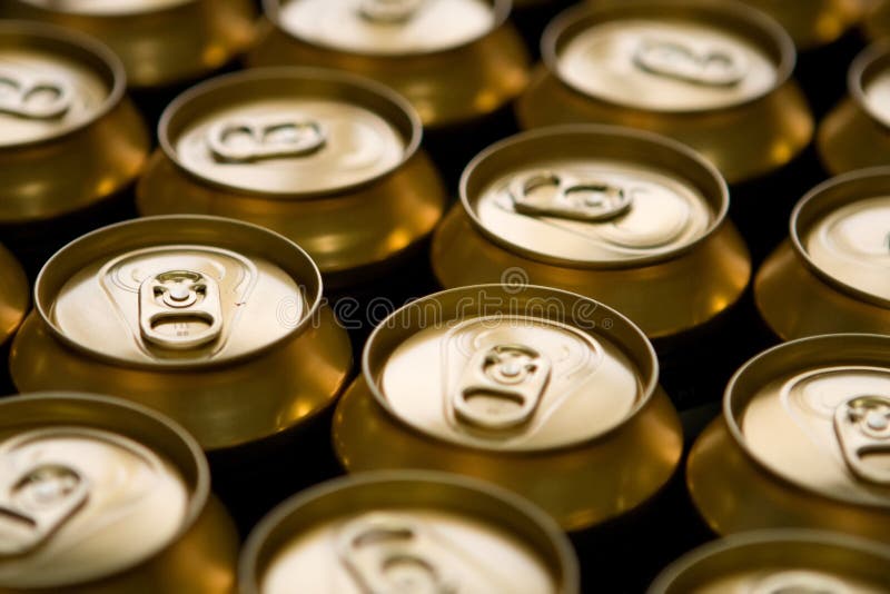 Bier-Dosen stockfoto. Bild von bitter, über, grün, gold - 22630774