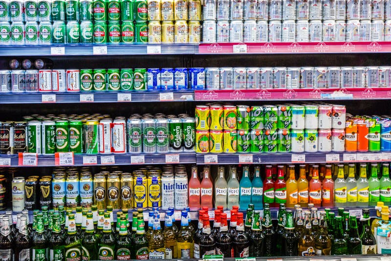 Bierdosen Im Supermarktregal Redaktionelles Foto - Bild von köstlich ...