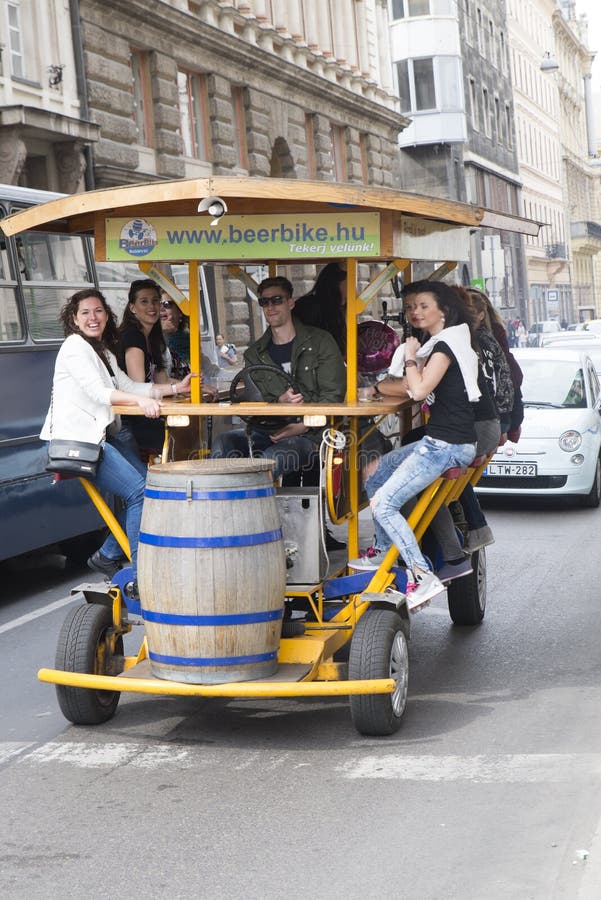 De bar van de bierfiets redactionele fotografie. Image of merk - 51888657
