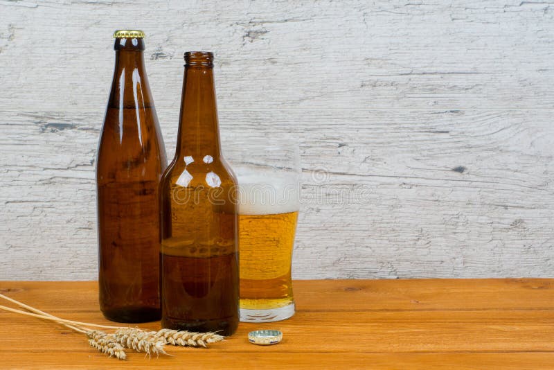 Halb Leere Flasche Des Bieres Und Volles Glas Stockfoto - Bild von ...