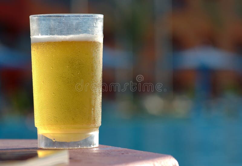 Glas Bier durch das Pool stockfoto. Bild von leuchte - 135927928