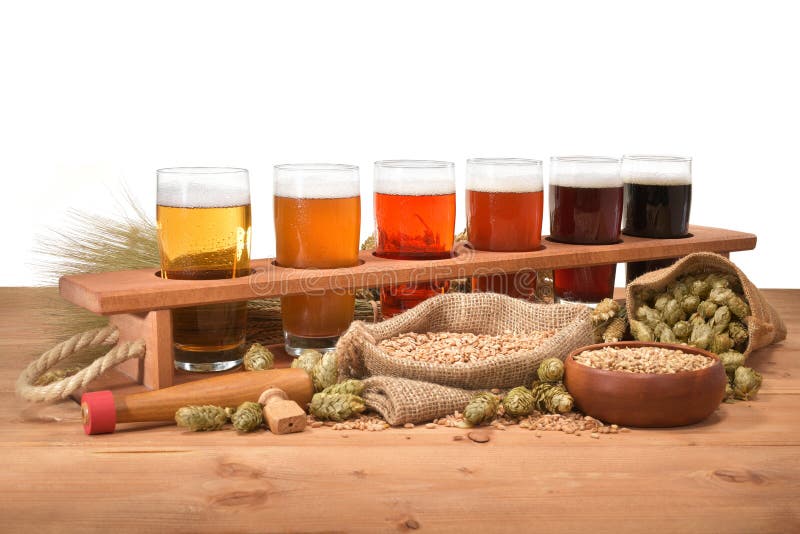 Bierkrat met bierglazen stock foto. Image of drank, gerst - 68673722