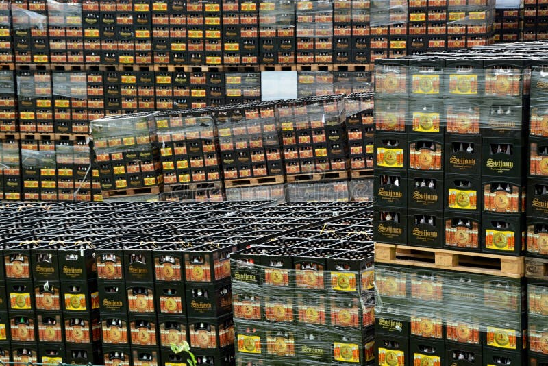 Oude Bierkratten Die Buiten Spanje Zijn Gestapeld Stock Foto - Image of ...