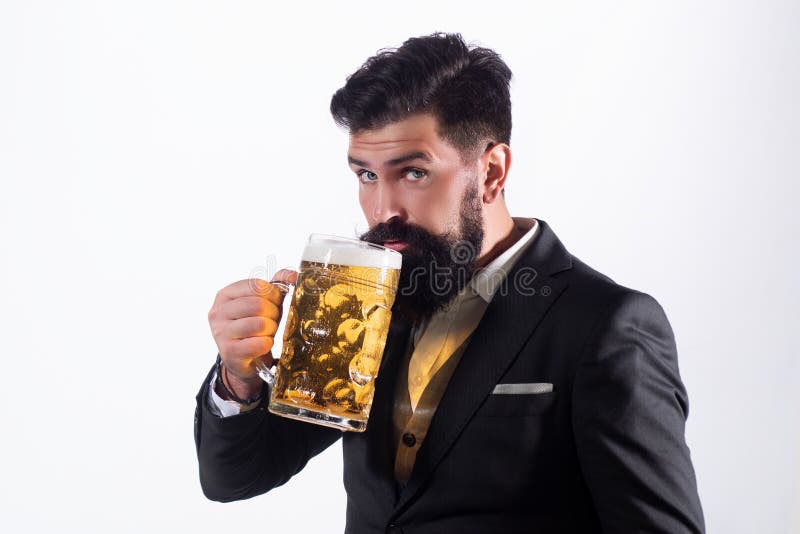 Biermann. Mann Oder Geschäftsmann Trinkt Bier Auf Weißem Hintergrund ...