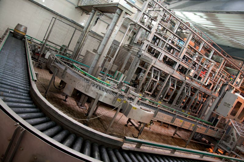 Biervaatjes Op De Productielijn in De Fabriek Stock Foto - Image of ...