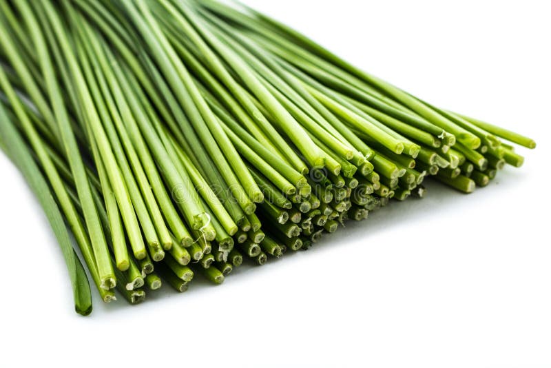 De Groene Bladeren Van De Chinese Knoflook Plaatsen Een Witte ...