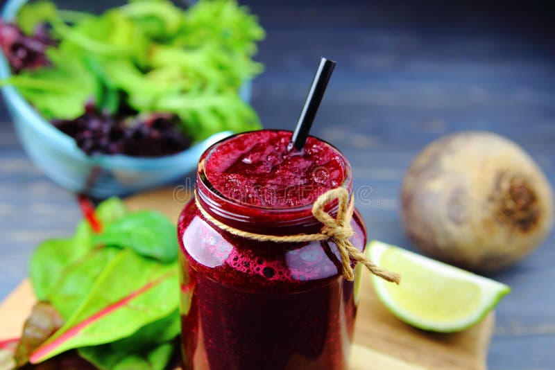 Biet Smoothie Met Verse Kruiden Stock Foto - Image of saus, eten: 88812360