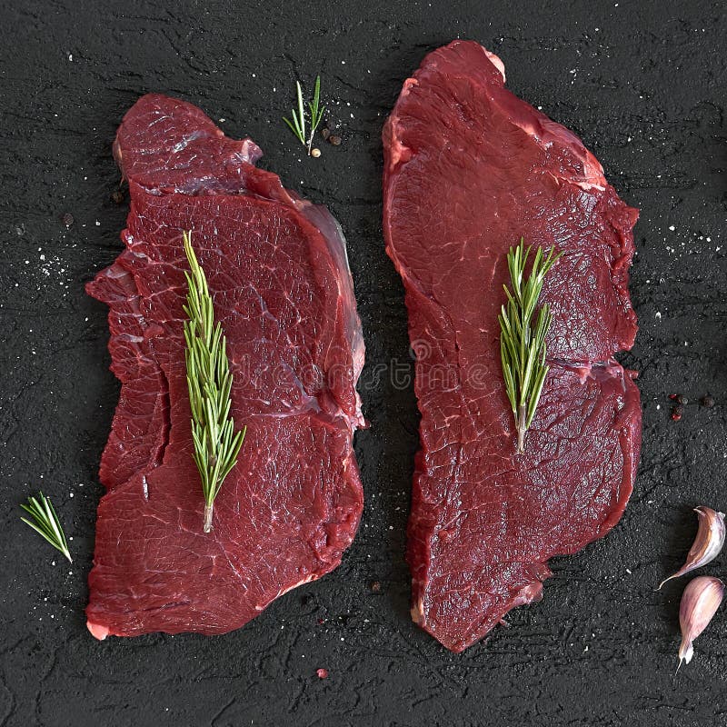 Bife Cru Com Temperos, Fundo Preto Do Ribeye Foto de Stock - Imagem de ...