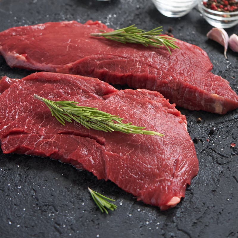 Bife Cru Com Temperos, Fundo Preto Do Ribeye Imagem de Stock - Imagem ...