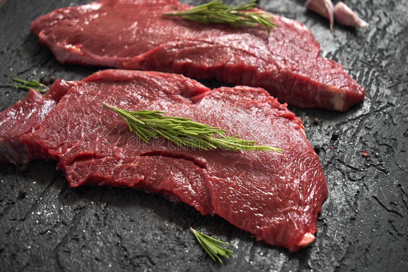 Bife Cru Com Temperos, Fundo Preto Do Ribeye Imagem de Stock - Imagem ...