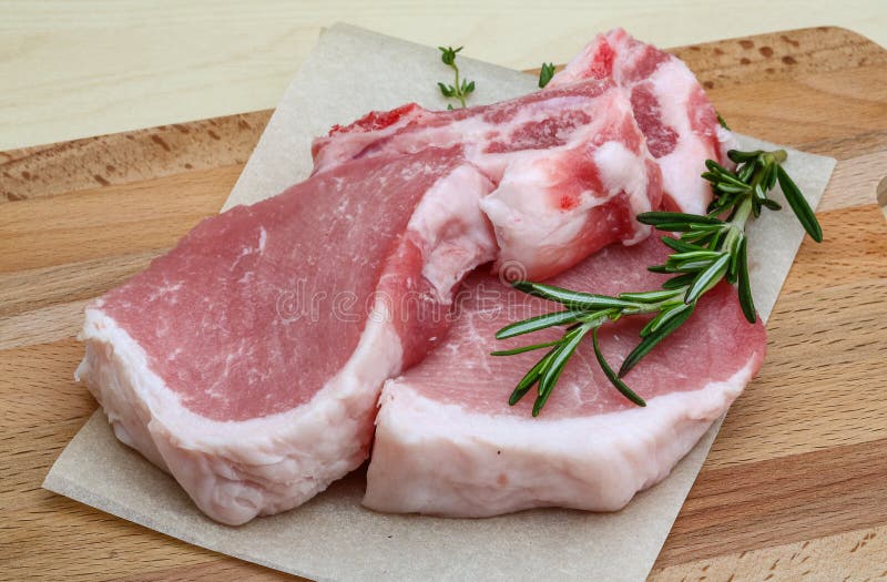 Bife cru da carne de porco foto de stock. Imagem de prepara - 111785370