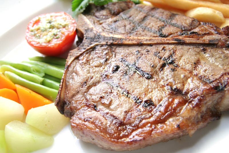 Bife de T-bone imagem de stock. Imagem de bife, vegetal - 7662491