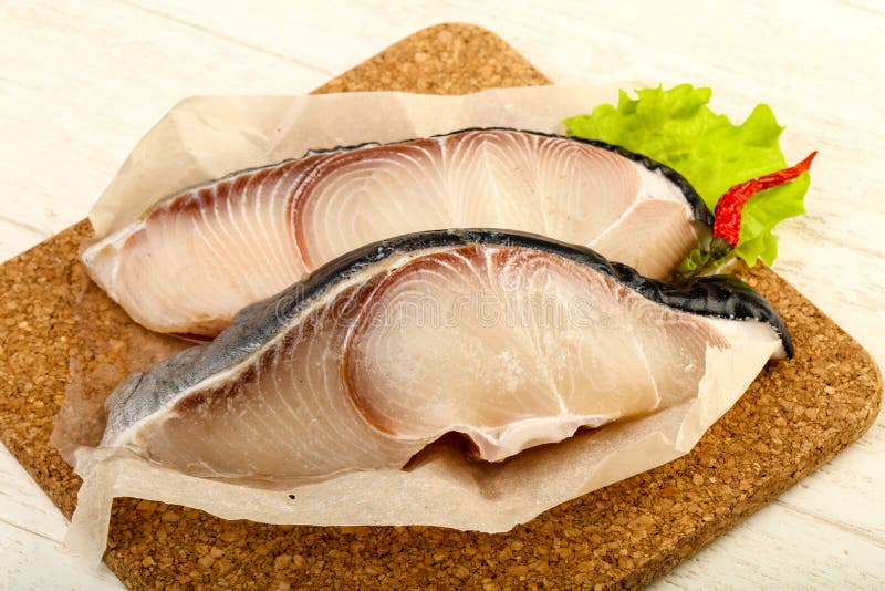 Le Steak Cru De Requin a Servi Du Romarin Image stock - Image du blanc ...