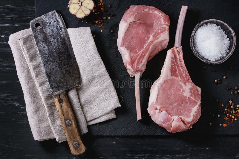 Bifteck Cru De Tomahawk De Veau Image stock - Image du fond, boucherie ...