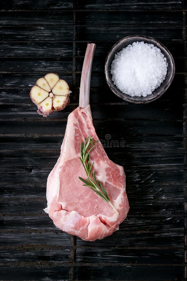 Bifteck Cru De Tomahawk De Veau Image stock - Image du fond, boucherie ...