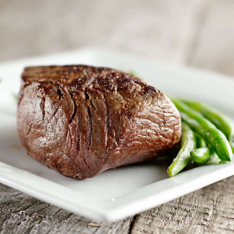 Bifteck Avec Les Haricots Verts Et Le Copyspace Photo stock - Image of ...
