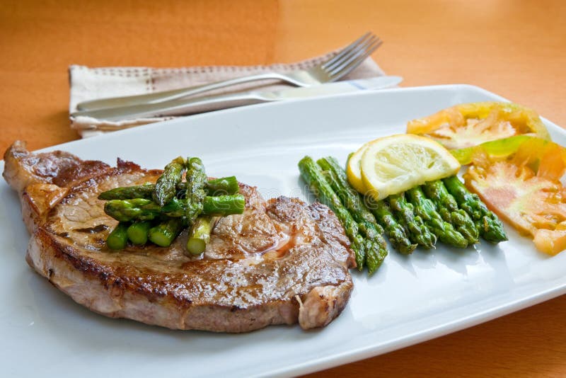 Bifteck de boeuf photo stock. Image du cuisine, boeuf - 3154148