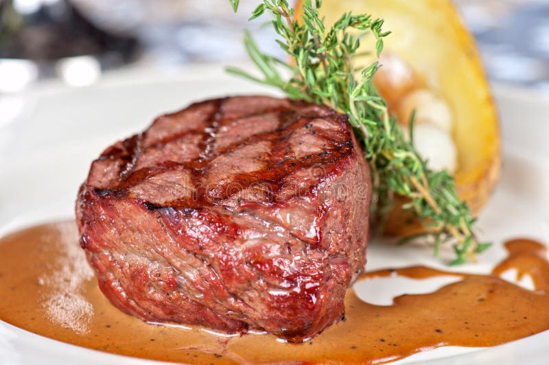Viande De Boeuf De Bifteck Avec L'oeuf Au Plat Photo stock - Image du ...