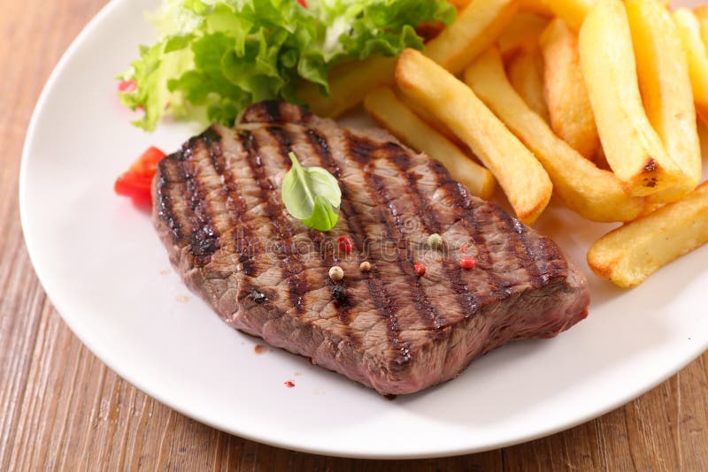 Bifteck et fritures photo stock. Image du cuisine, tomate - 23146288