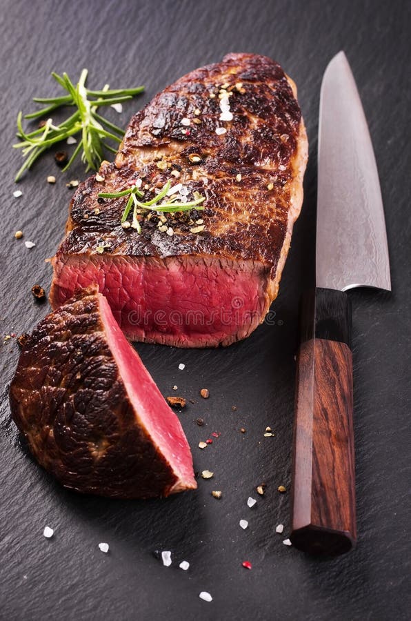 Bifteck De Boeuf Sur L'ardoise Noire Photo stock - Image du inférieur ...