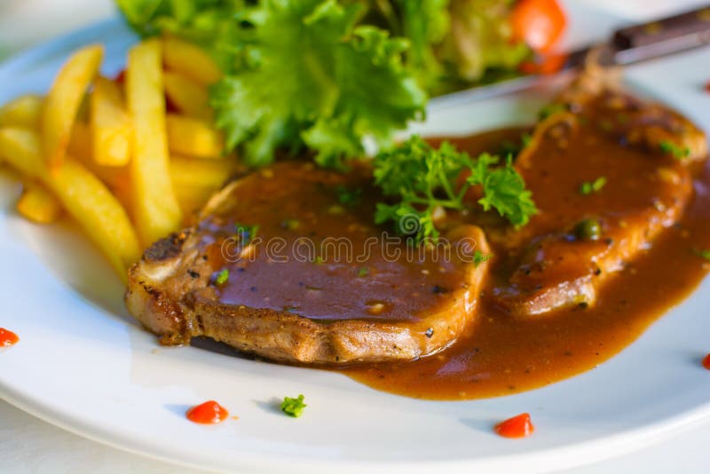 La Côtelette De Porc a Grillé Le Bifteck Avec Des Pommes Frites, Dessus ...