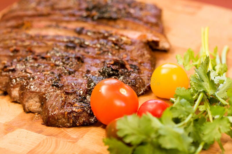 Bifteck de flanc entier photo stock. Image du herbes - 11806834