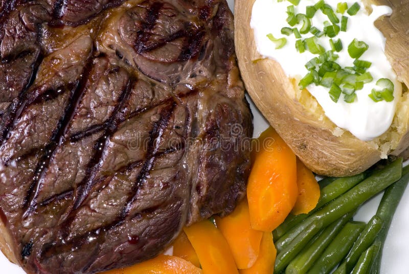 Bifteck de Ribeye image stock. Image du couteau, repas - 2338879