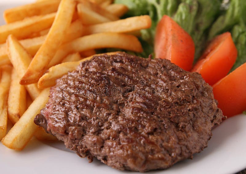 Bifteck et fritures photo stock. Image du cuisine, tomate - 23146288