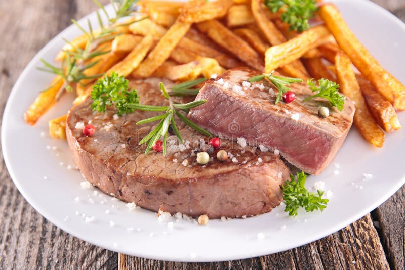 Bifteck et fritures photo stock. Image du cuisine, tomate - 23146288