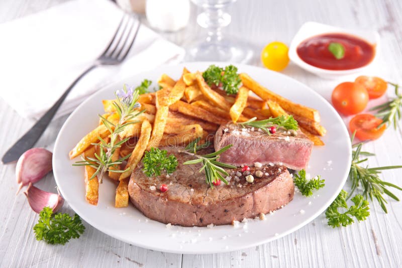 Bifteck et fritures photo stock. Image du cuisine, tomate - 23146288
