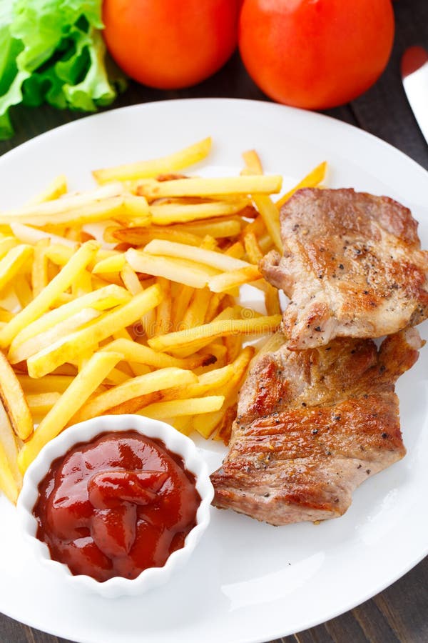 Bifteck Frit Avec Des Pommes Frites Image stock - Image du dîner ...