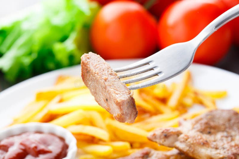 Bifteck Frit Avec Des Pommes Frites Image stock - Image du dîner ...