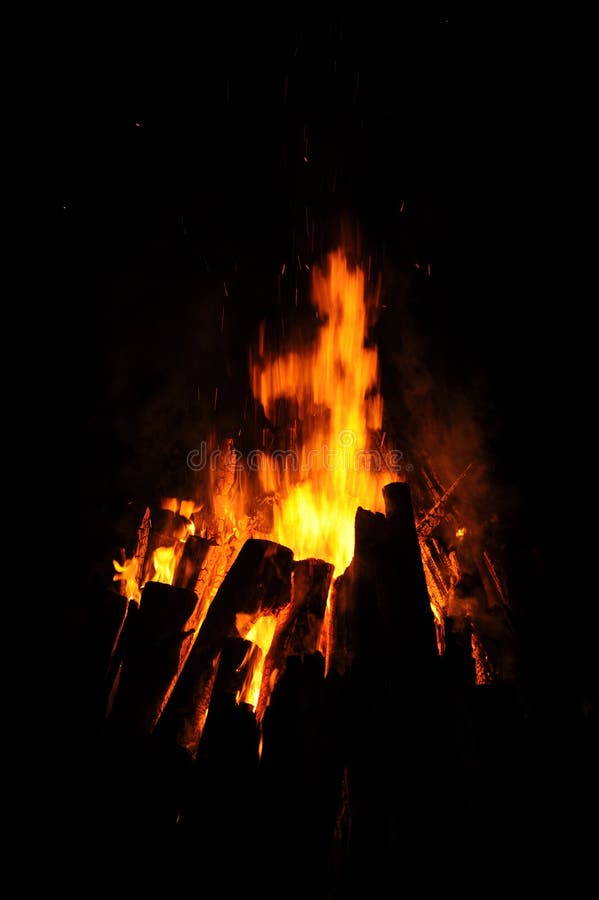 A big campfire at night stock image. Image of licht - 136958661