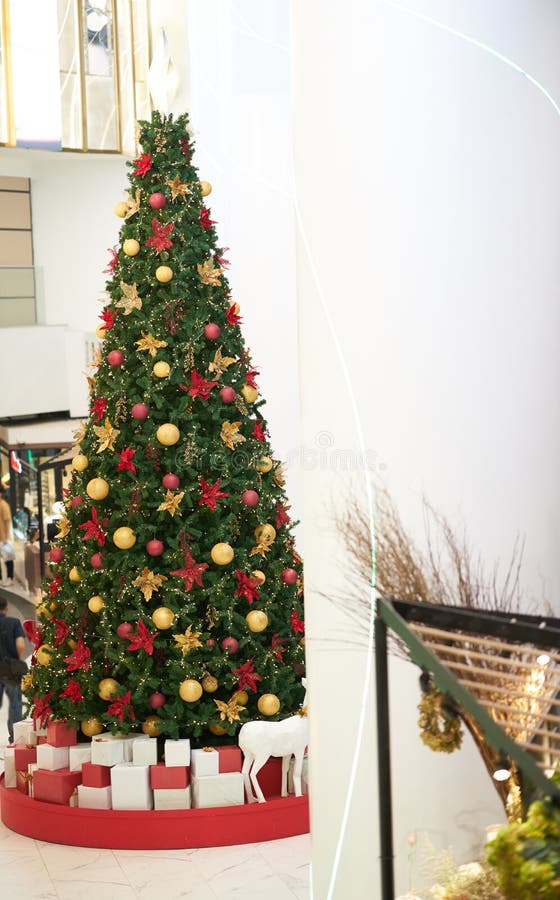 Big Decorated Christmas Tree in Mall Atrium Stock Image - Image of ...