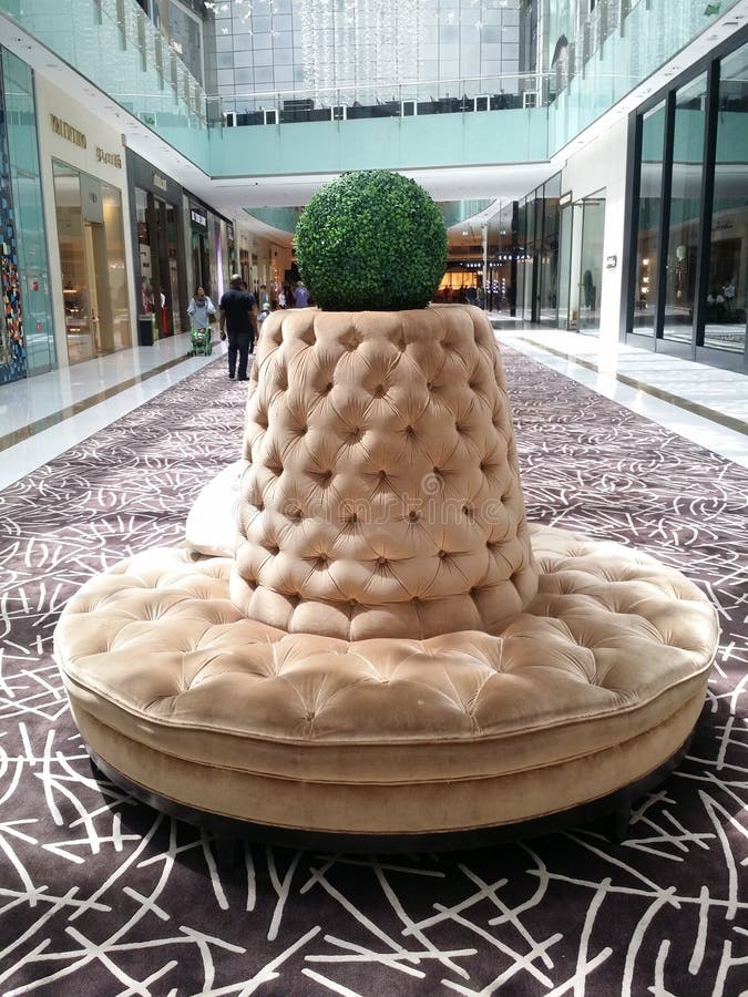 Big flower vase editorial stock image. Image of flower - 98164779