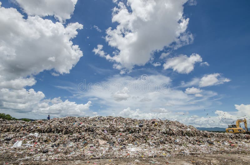 Garbage heap in india editorial photography. Image of lifestyle - 41474587