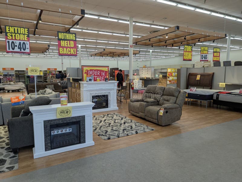 Big Lots Closing Soon Clearance Sign Editorial Photo - Image of town ...