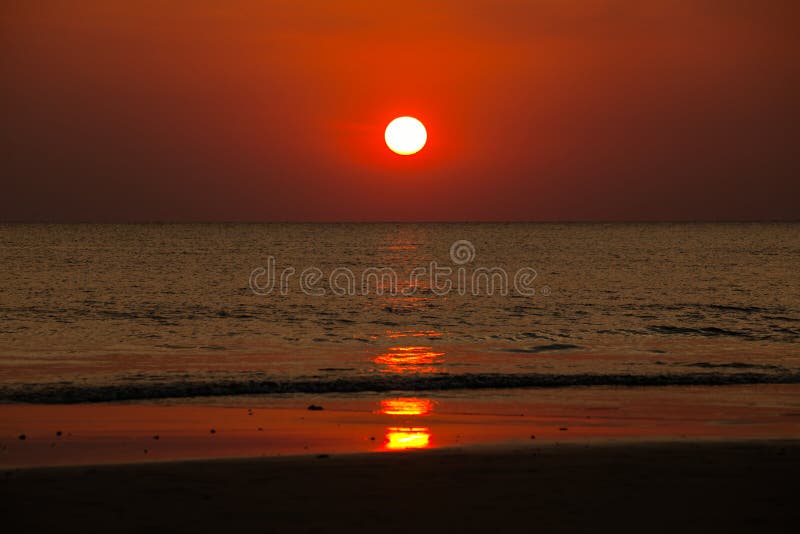 Big Sun Setting Down Over the Sea Stock Photo - Image of disc, path ...